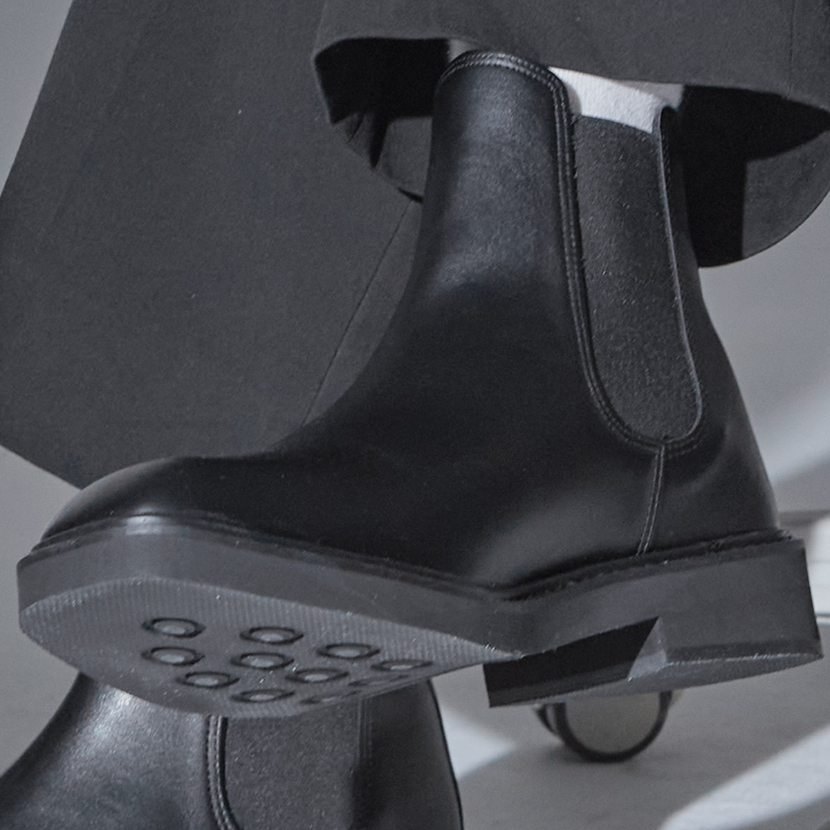 JC5202 스퀘어토 첼시부츠 브록 블랙 SQUARE TOE CHELSEA BOOTS BROCK BLACK - 파스코로젠