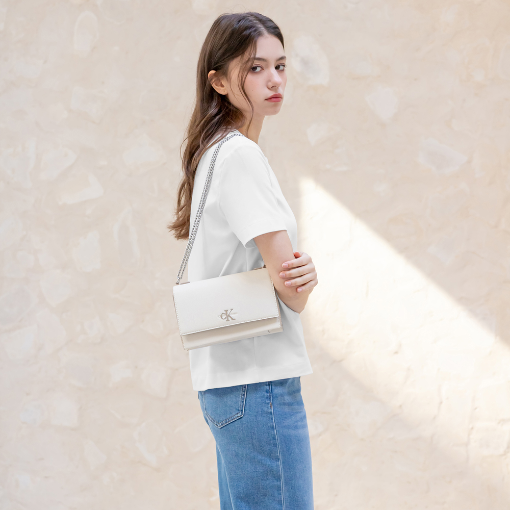 [CK ACC] 여성 CKJ 미니멀 모노그램 스몰 체인 플랩 크로스바디 DH2806 67U [CK ACC] 여성 CKJ 미니멀 ...